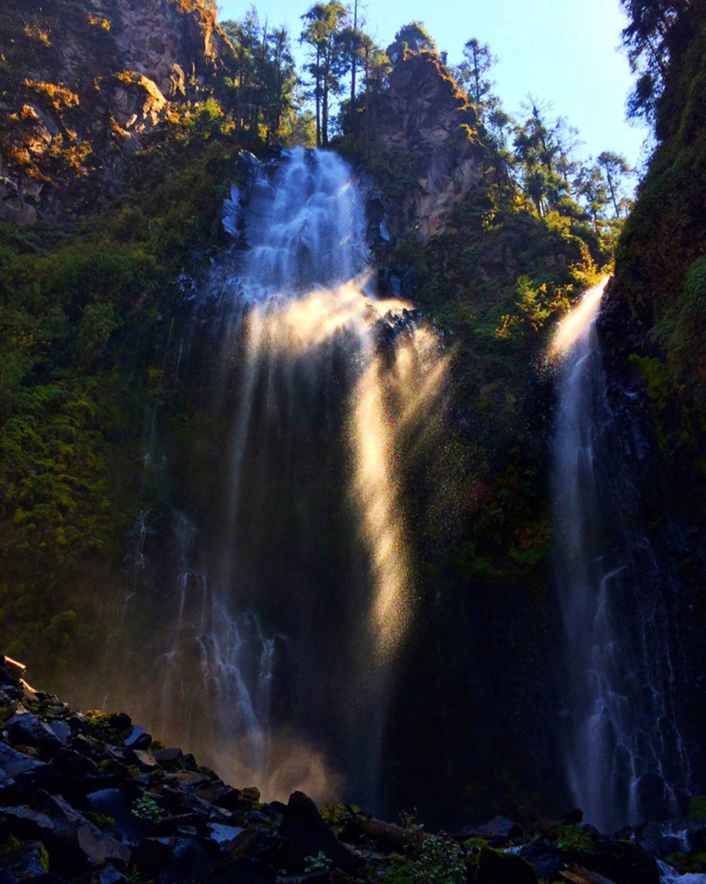 La Cascada De Las Rosas De Piedra